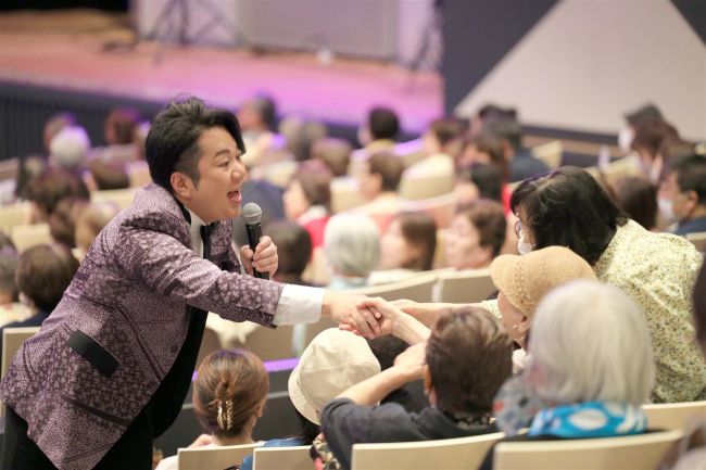 500人招待し、こおり健太さんライブ 博愛会～こぼれ話 | 十勝毎日新聞電子版－Tokachi Mainichi News Web